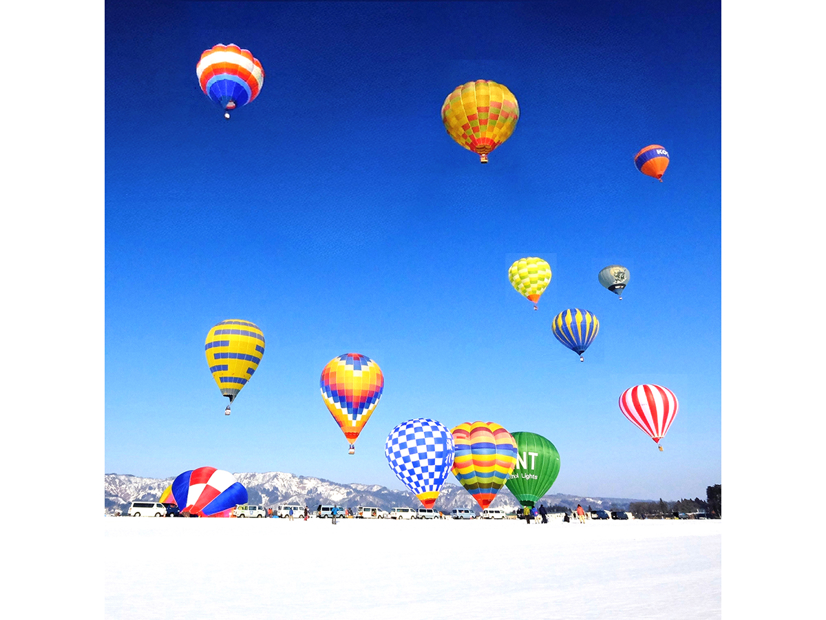 【小千谷市】雪原をカラフルな熱気球が彩る♪『第50回記念大会 おぢや風船一揆』が2月21日・22日に開催！「熱気球試乗体験」の事前予約は1月5日からスタート♪ - 地域情報サイト「ガタチラ」